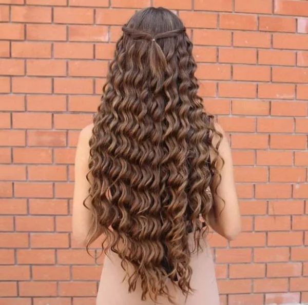 10+ charming styles for long wavy hair